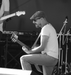 John Born - Popmusik mit Ausflügen in Folk/Blues und Rock